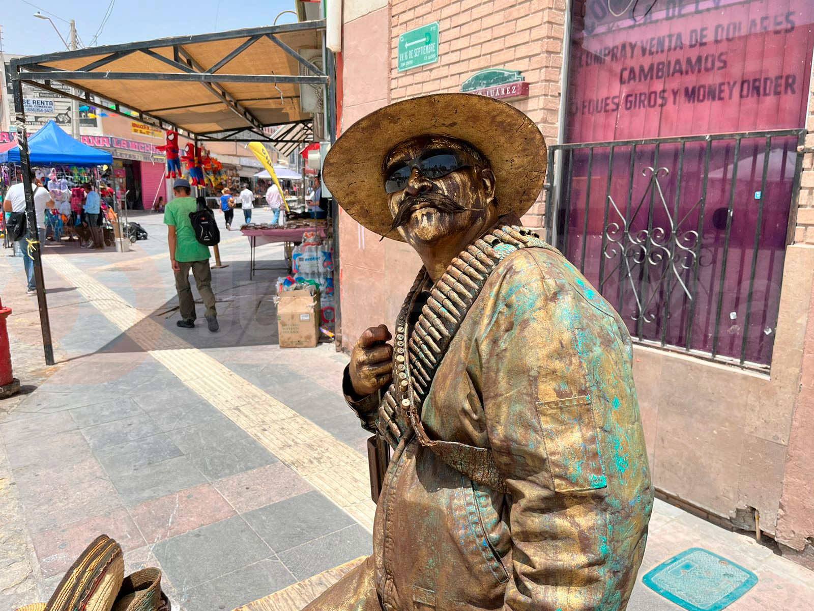 La historia de la “estátua humana”, un juarense que desafía al calor y ...