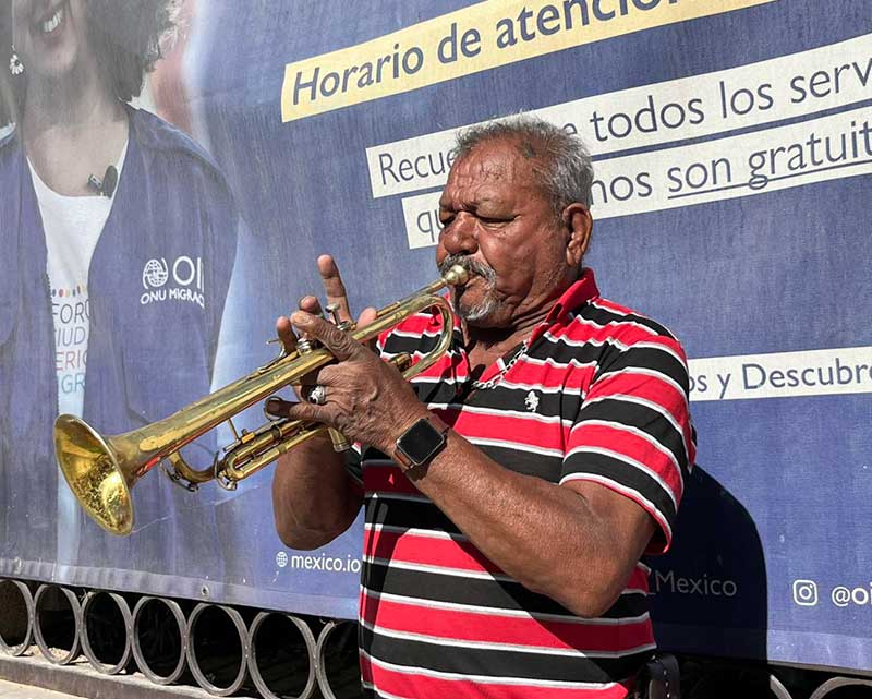 Alegrando los días con su trompeta y su canto - Juárez Digital
