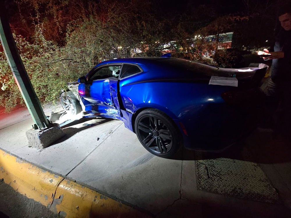 Choca y abandona su auto - Juárez Digital