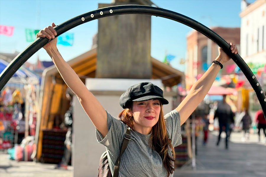 Azoe conquista a todos con su acto en el Centro Histórico - Juárez Digital