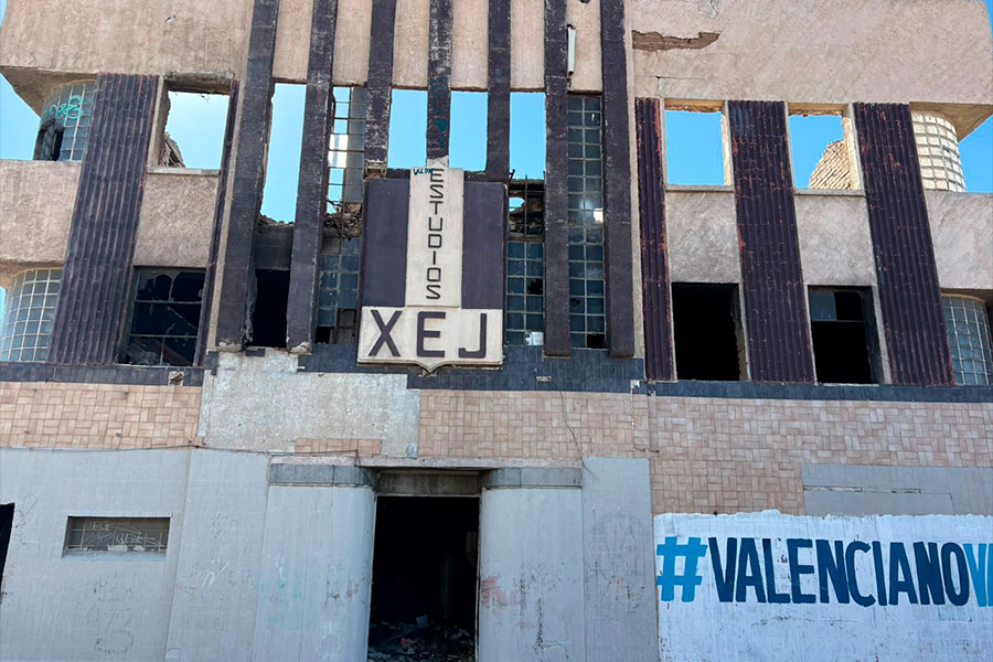 De líder nacional a ruinas: La caída del estudio XEJ - Juárez Digital