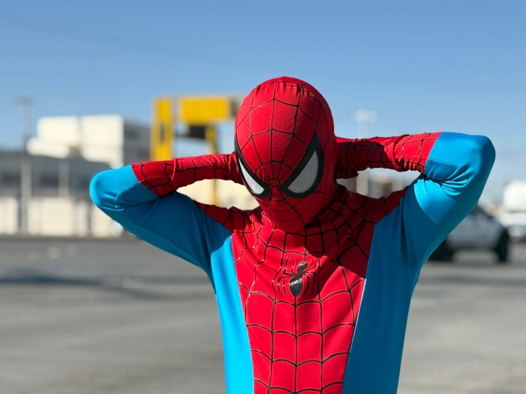 Spiterman Lokiyo, sorprende a todos en los semáforos - Juárez Digital