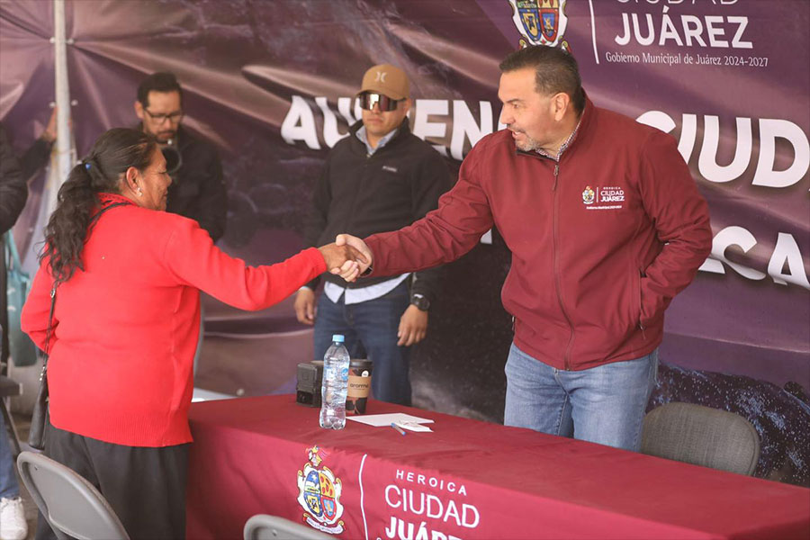 Atiende Presidente Municipal a habitantes de Anapra - Juárez Digital