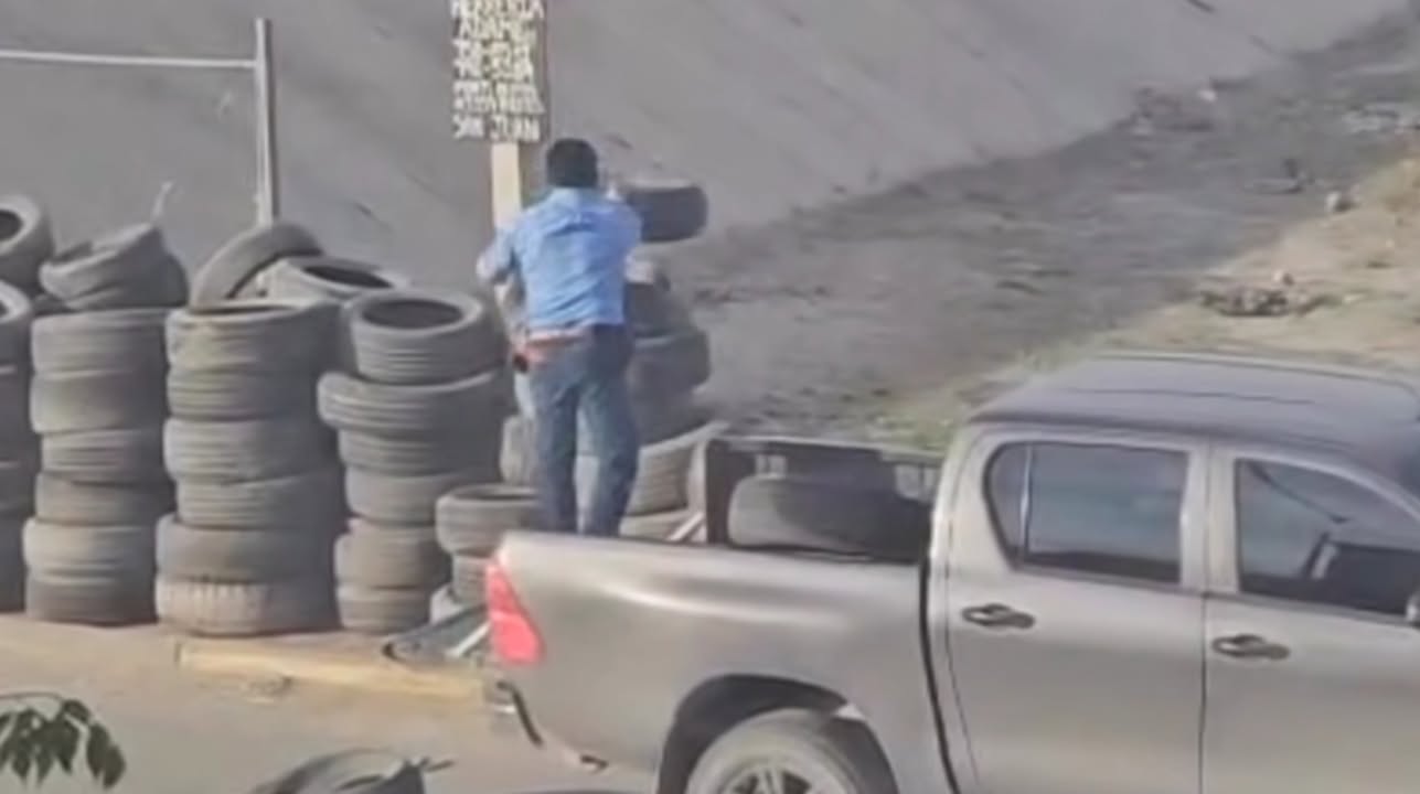 Cruz ordena limpiar el marranero de llantas que dejó un hombre - Juárez ...