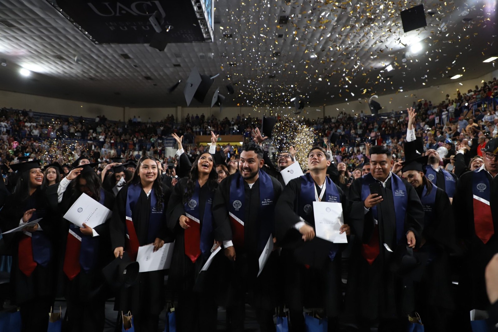 ¡Felicidades! Se graduaron 518 estudiantes de la UACJ - Juárez Digital