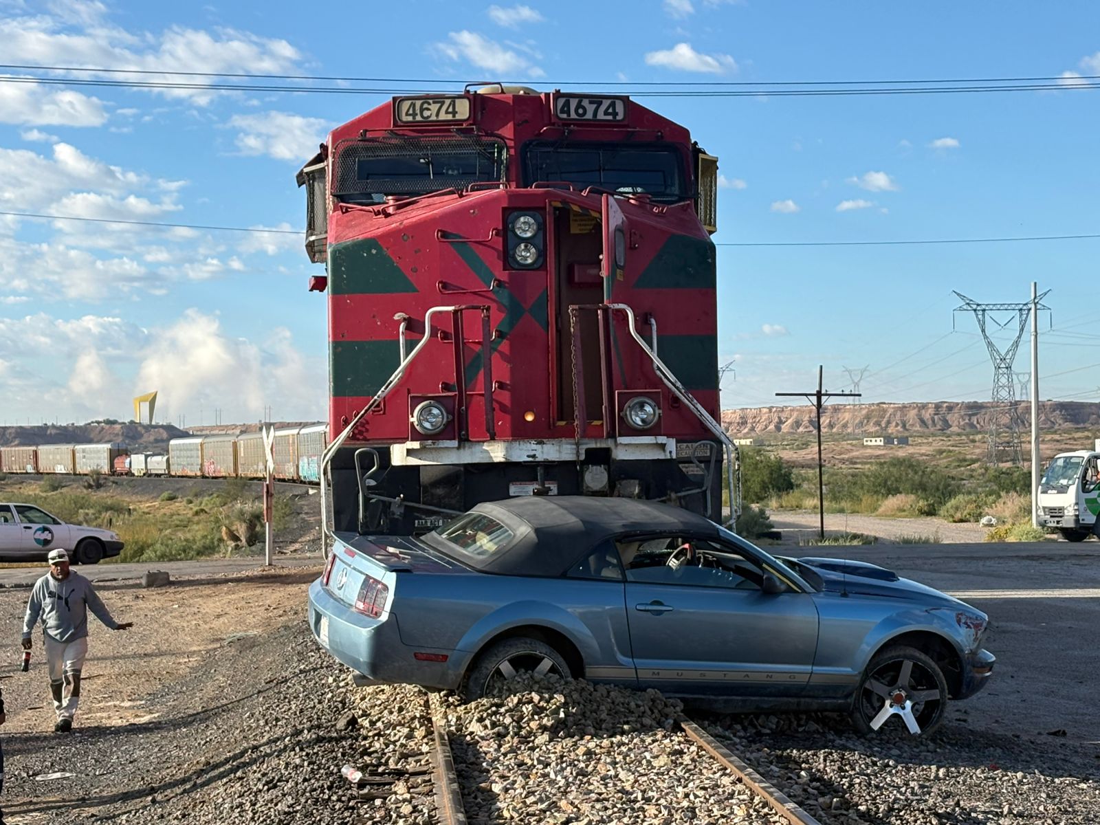 Tren choca auto atrapado en vías; no hay lesionados - Juárez Digital