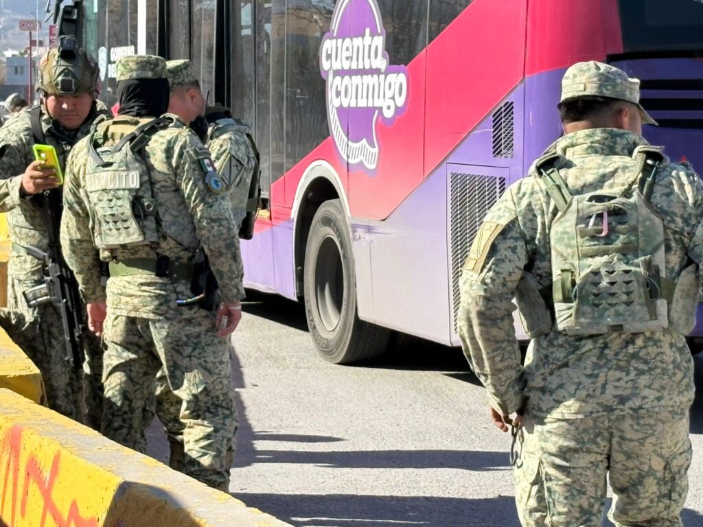 Elementos del ejército chocan contra el Juárez Bus - Juárez Digital