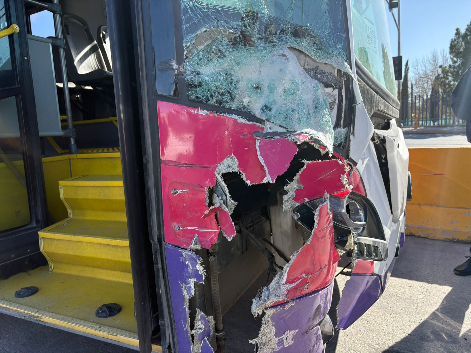 Elementos del ejército chocan contra el Juárez Bus - Juárez Digital