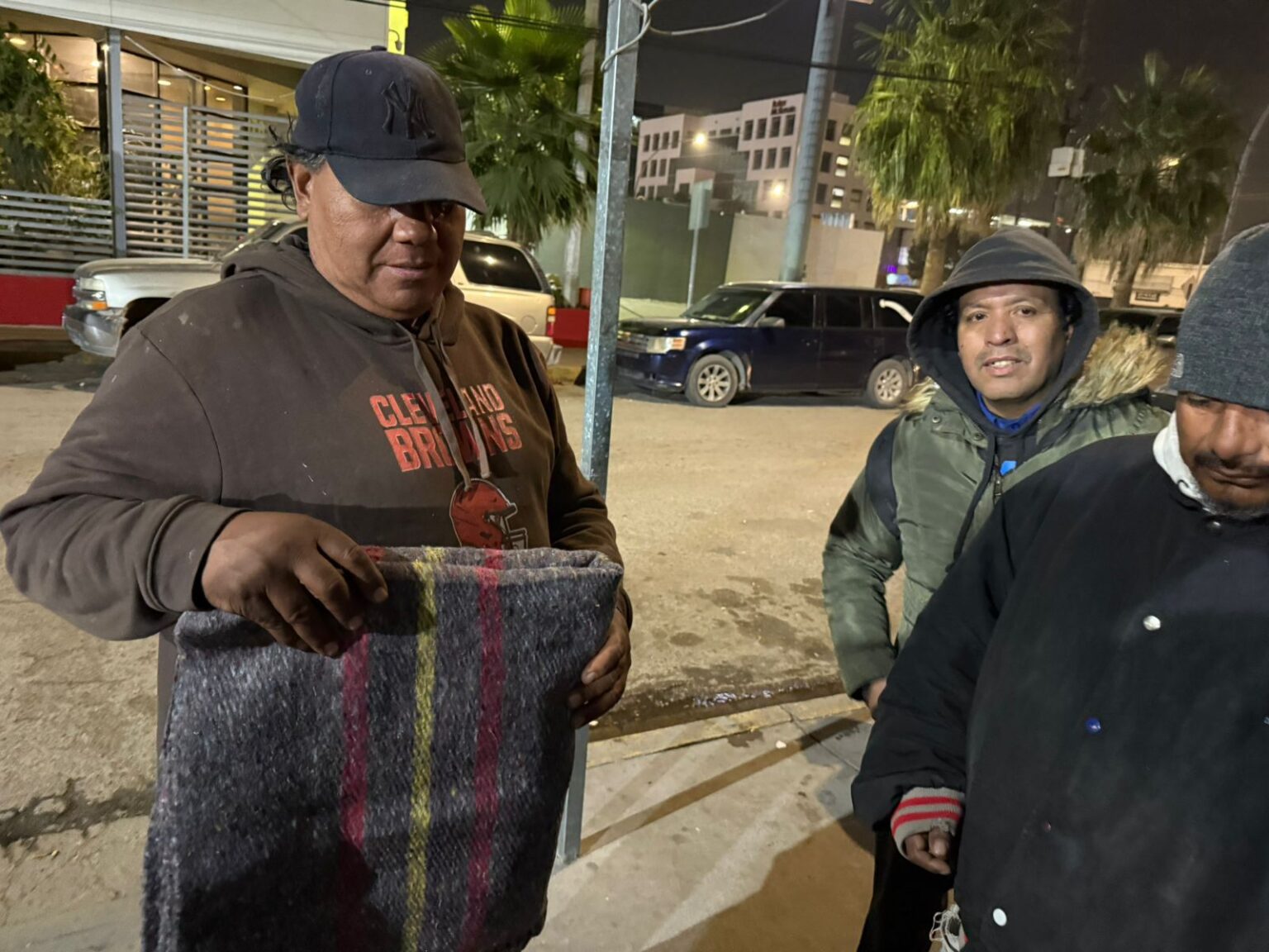 Entregan cobijas a juarenses que esperan afuera de los hospitales por ...